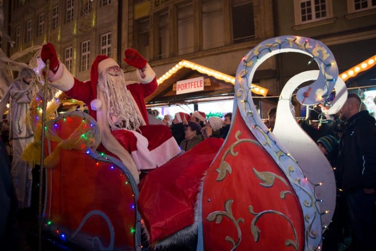 Santa Claus Around The World: Traditions of Christmas Around The World ...