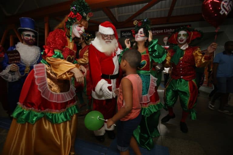 Santa Claus Around The World: Traditions of Christmas Around The World ...